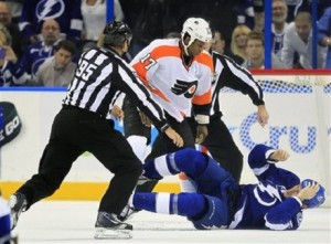 Wayne Simmonds Knocks Out Eric Brewer
